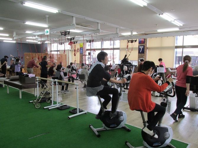 脳梗塞で半身まひから奇跡の回復…行列ができるリハビリ特化型デイサービスの秘密のエクササイズメニュー 要介護度みるみる下がり"健常"に (3 ...