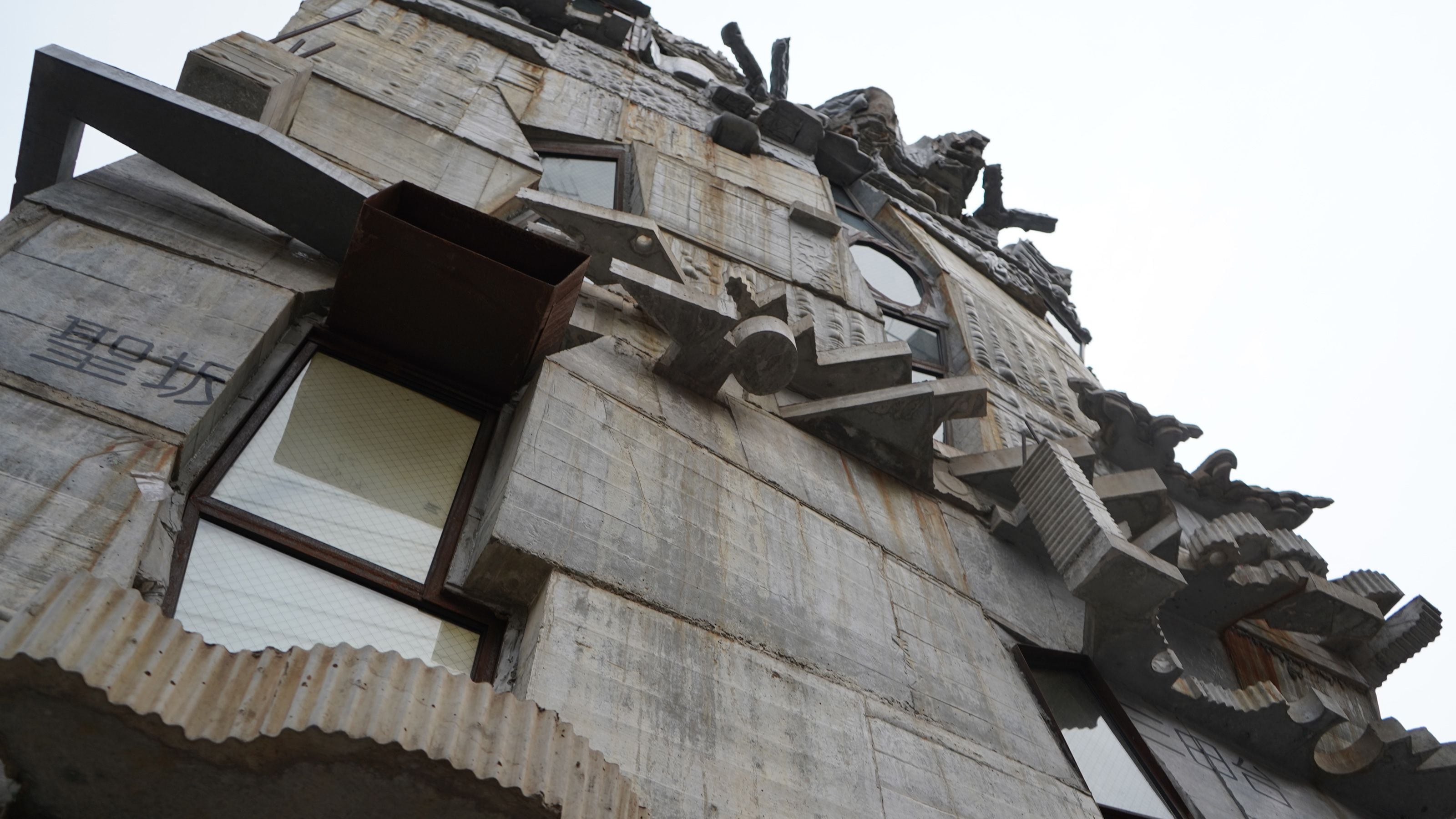 だからこんな奇抜な建物を都心のど真ん中に建てた…自力でのビル建設に人生を懸けた男が伝えたいこと ｢楽しんでつくったものは美しい｡そうでないもの ...